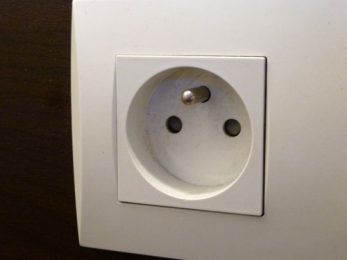 Tomadas na França: veja o adaptador e voltagem - Conexão Paris