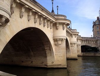 Mesa posta na Pont Neuf - Conexão Paris